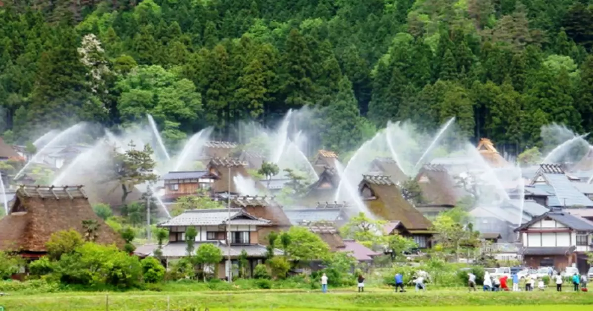 Hvers vegna lítið japanska þorpið stundum breytast í risastórt gosbrunnur 2376_1