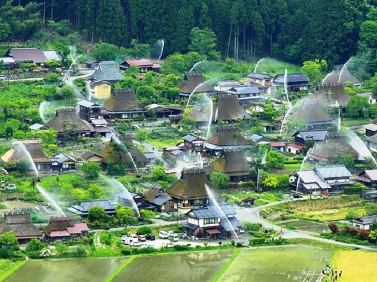 Hvers vegna lítið japanska þorpið stundum breytast í risastórt gosbrunnur 2376_6