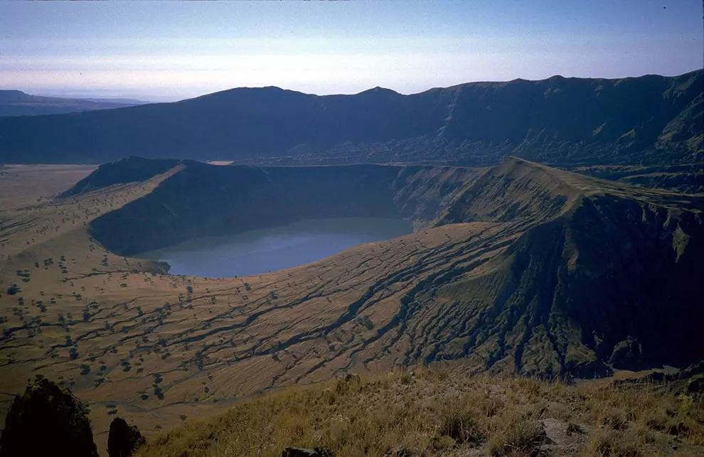 Llynnoedd crater ar y Ddaear 3049_14