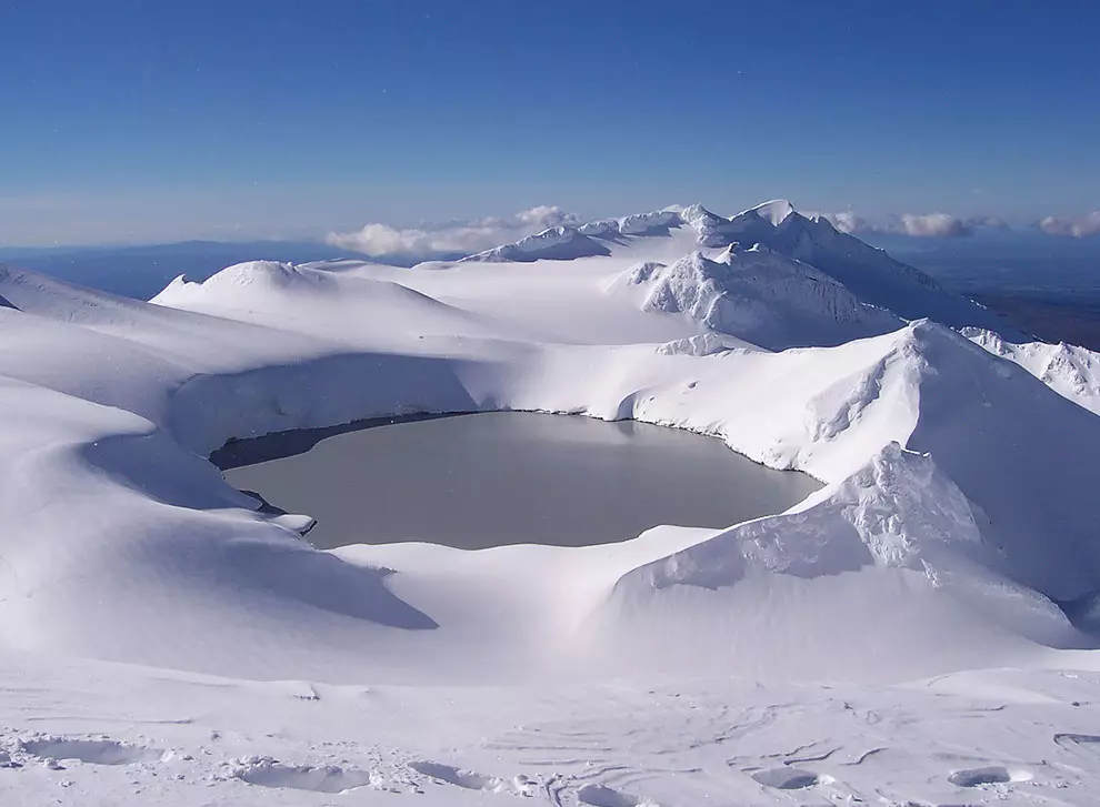 Llynnoedd crater ar y Ddaear 3049_17