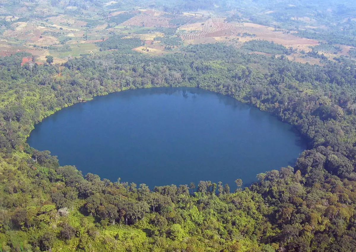 Llynnoedd crater ar y Ddaear 3049_18