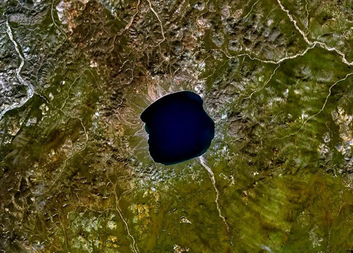 Crater vötn á jörðinni 3049_2