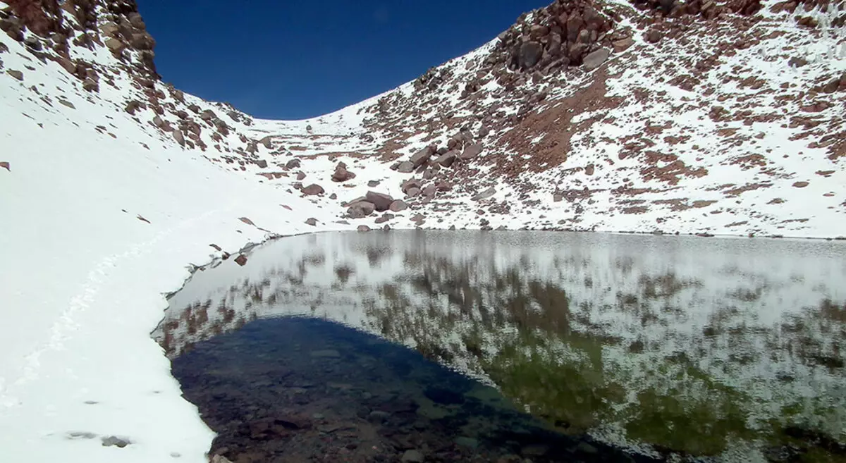 Llyn Crater ar Licankababour, Chile