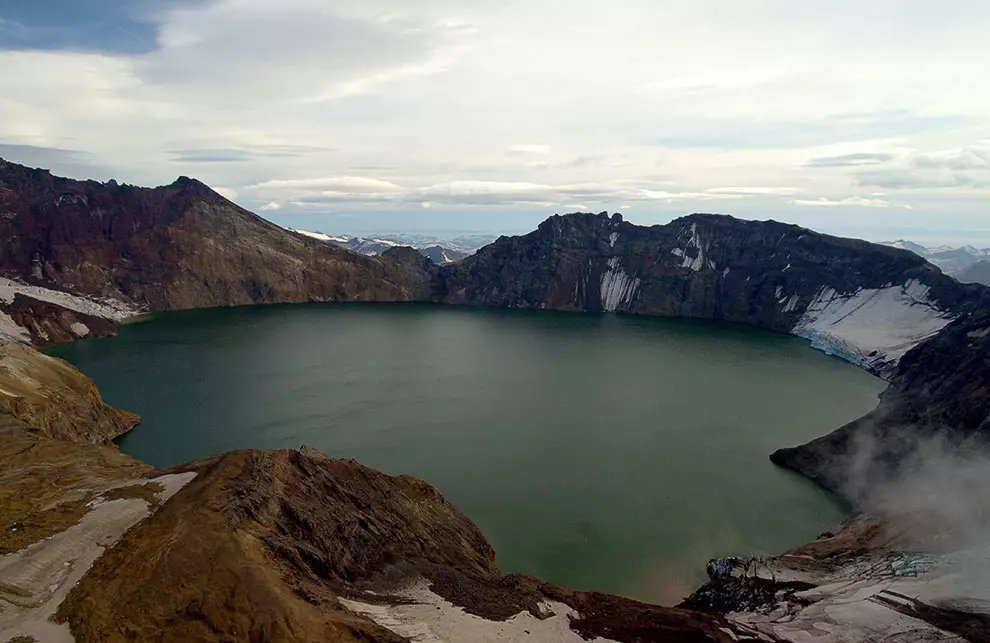 Llynnoedd crater ar y Ddaear 3049_3