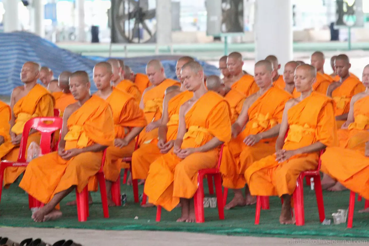 Temple Wat Dhammakaya a Millioun Gold Figuren 3469_13