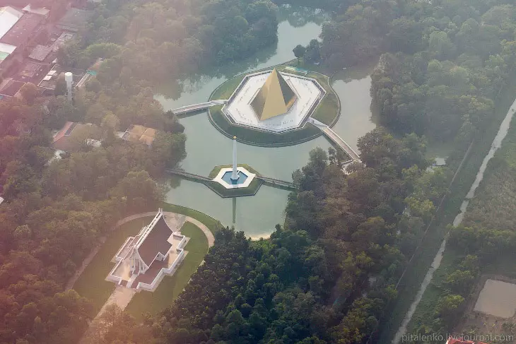 Temple Wat Dhammakaya a Millioun Gold Figuren 3469_2