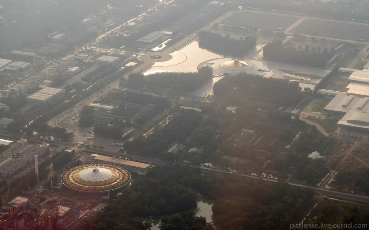 Temple Wat Dhammakaya a Millioun Gold Figuren 3469_4