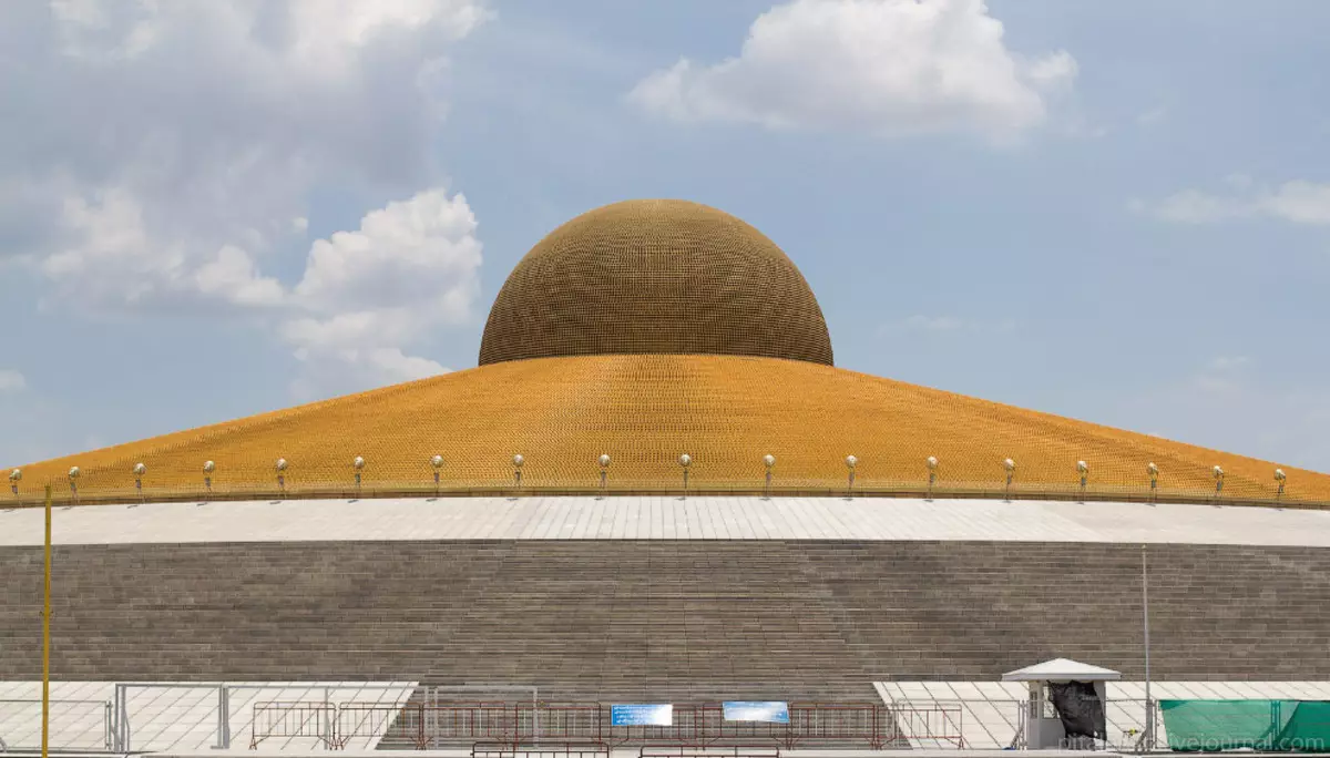 Temple Wat Dhammakaya a Millioun Gold Figuren 3469_5