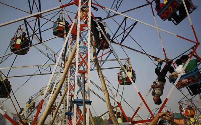 ירידי סתיו שמח בחלקים שונים של העולם