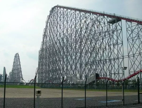 Sa paghahanap ng talamak na sensations: kung saan hahanapin ang American Roller Coaster sa Guinness Book 4513_3