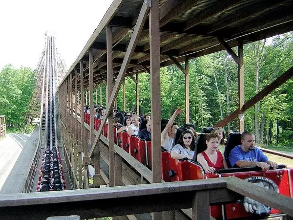 Sa paghahanap ng talamak na sensations: kung saan hahanapin ang American Roller Coaster sa Guinness Book 4513_4