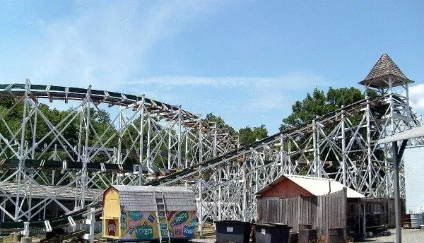 Sa paghahanap ng talamak na sensations: kung saan hahanapin ang American Roller Coaster sa Guinness Book 4513_7