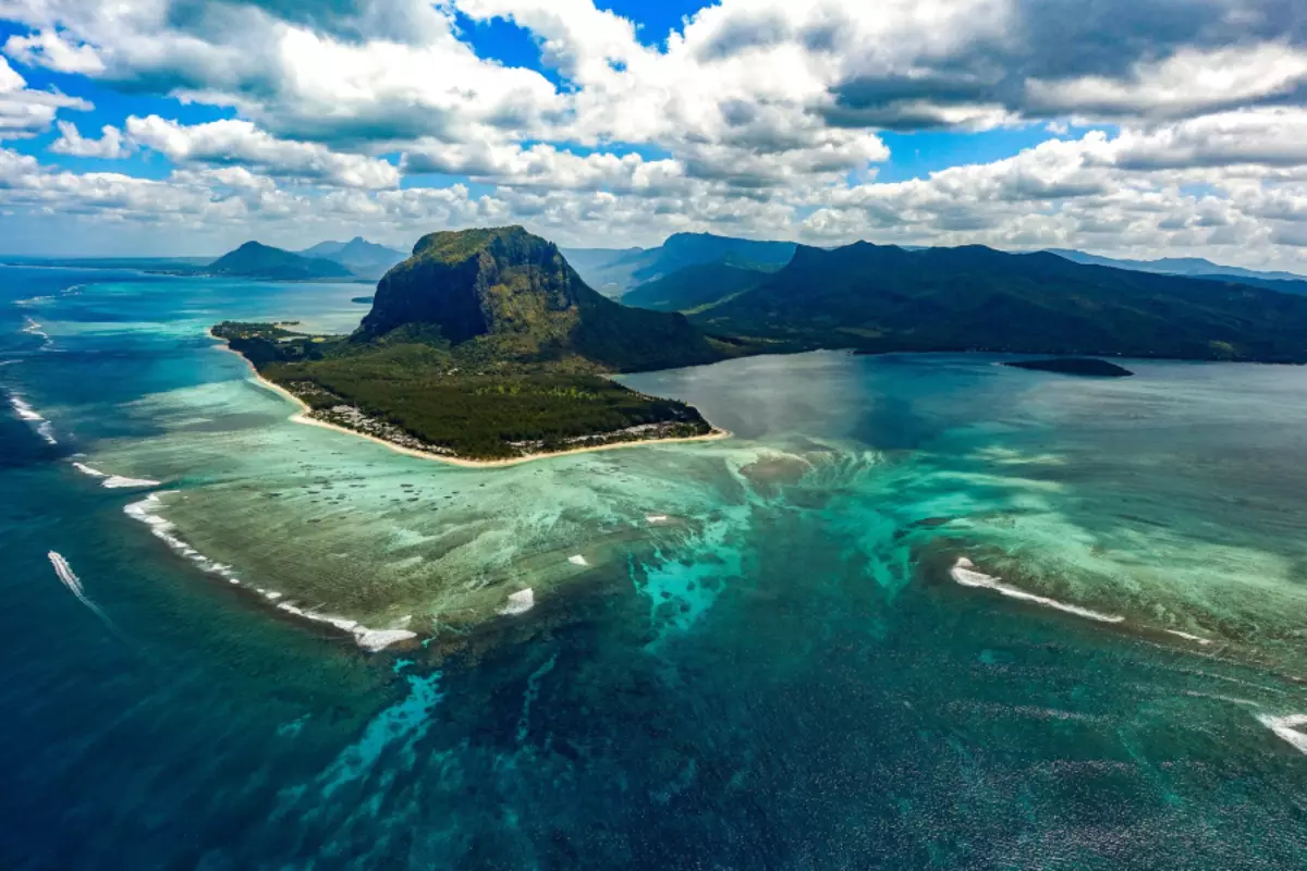 Nagbutang usa ka katingad-an nga ilawom sa ilawom sa tubig sa tubig sa baybayon sa Mauritius 615_10