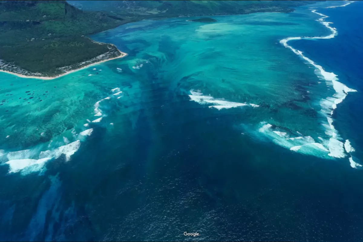 As jy nader aan die waterval nader, sal die illusie verdwyn en net die sanderige onderkant sal sigbaar wees