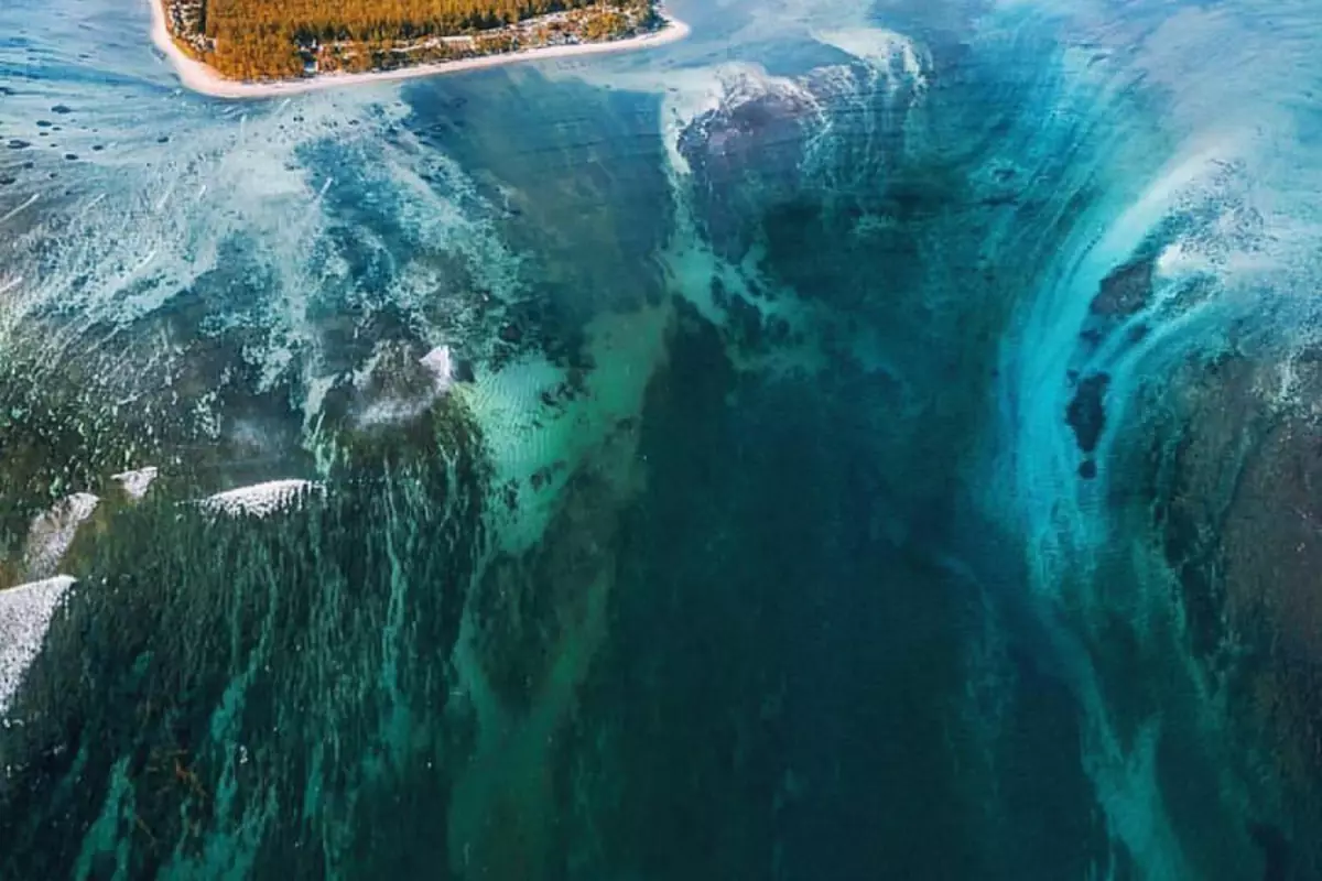 Nagbutang usa ka katingad-an nga ilawom sa ilawom sa tubig sa tubig sa baybayon sa Mauritius 615_7