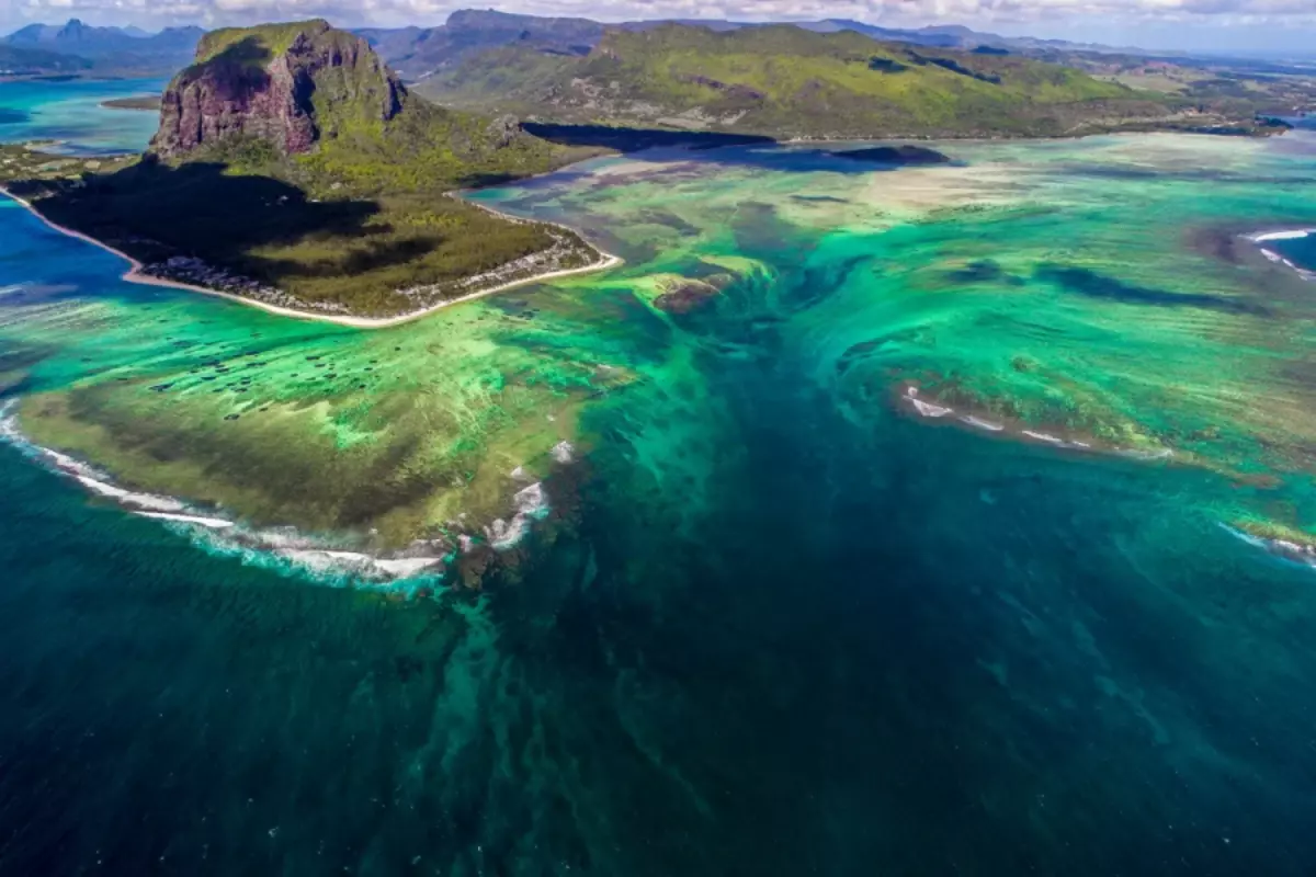 'N skouspelagtige onderwater waterval van die kus van Mauritius blootstel 615_8