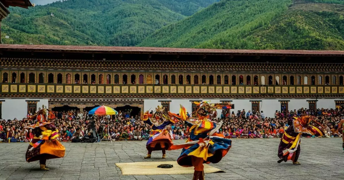 Ib lub teb chaws uas tiv thaiv nws tus kheej los ntawm cov neeg tuaj ncig tebchaws - Lub Nceeg Vaj ntawm Bhutan