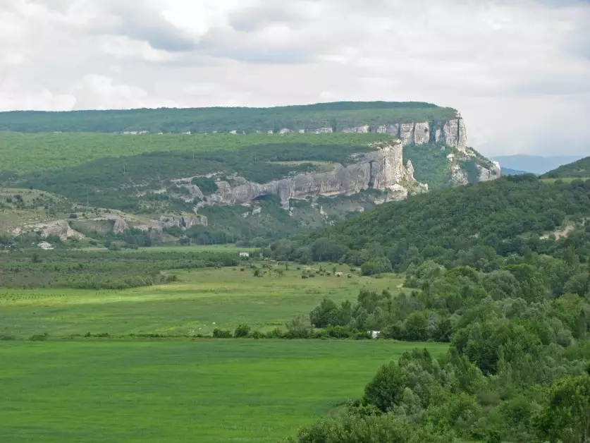 Awọn ifalọkan ti ko ṣe akiyesi ti Crimea 6417_1