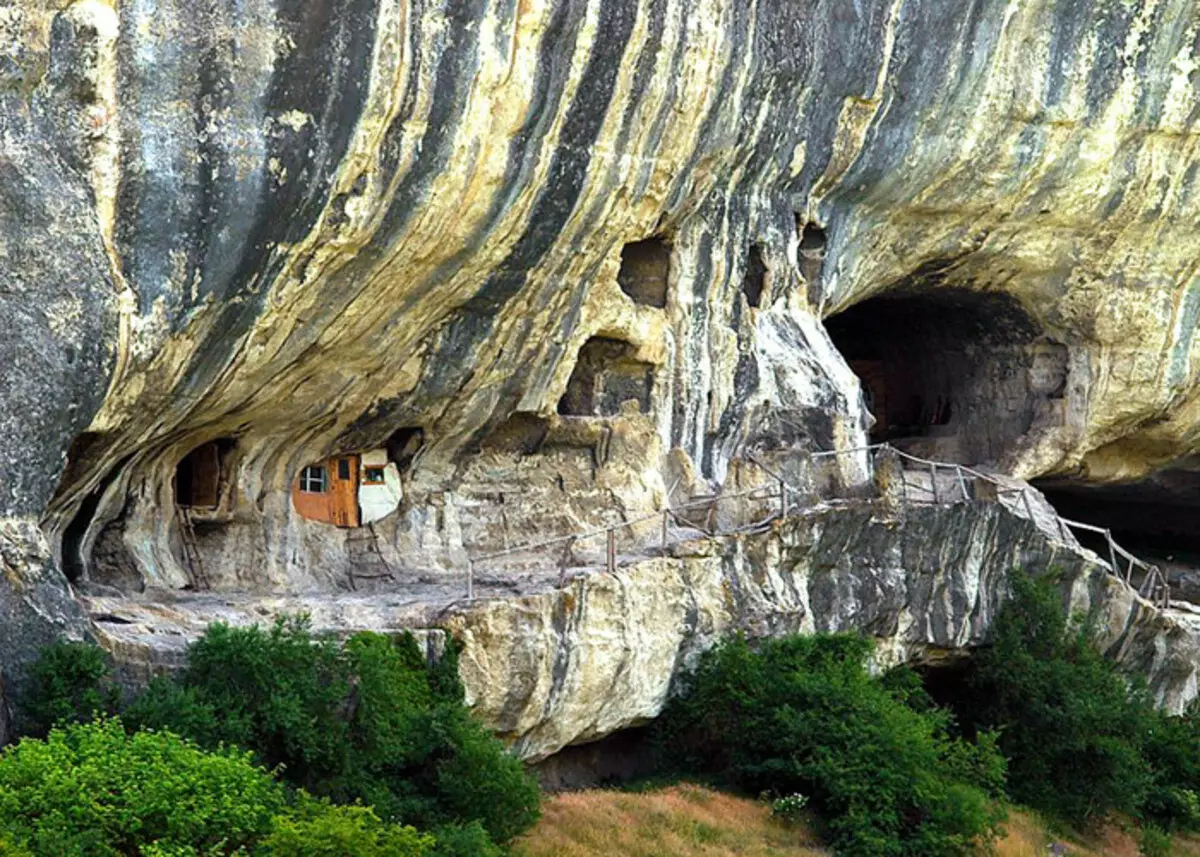 Awọn ifalọkan ti ko ṣe akiyesi ti Crimea 6417_11