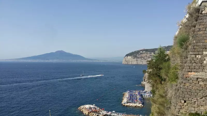 Sorrento Evropa, Udhëtimi