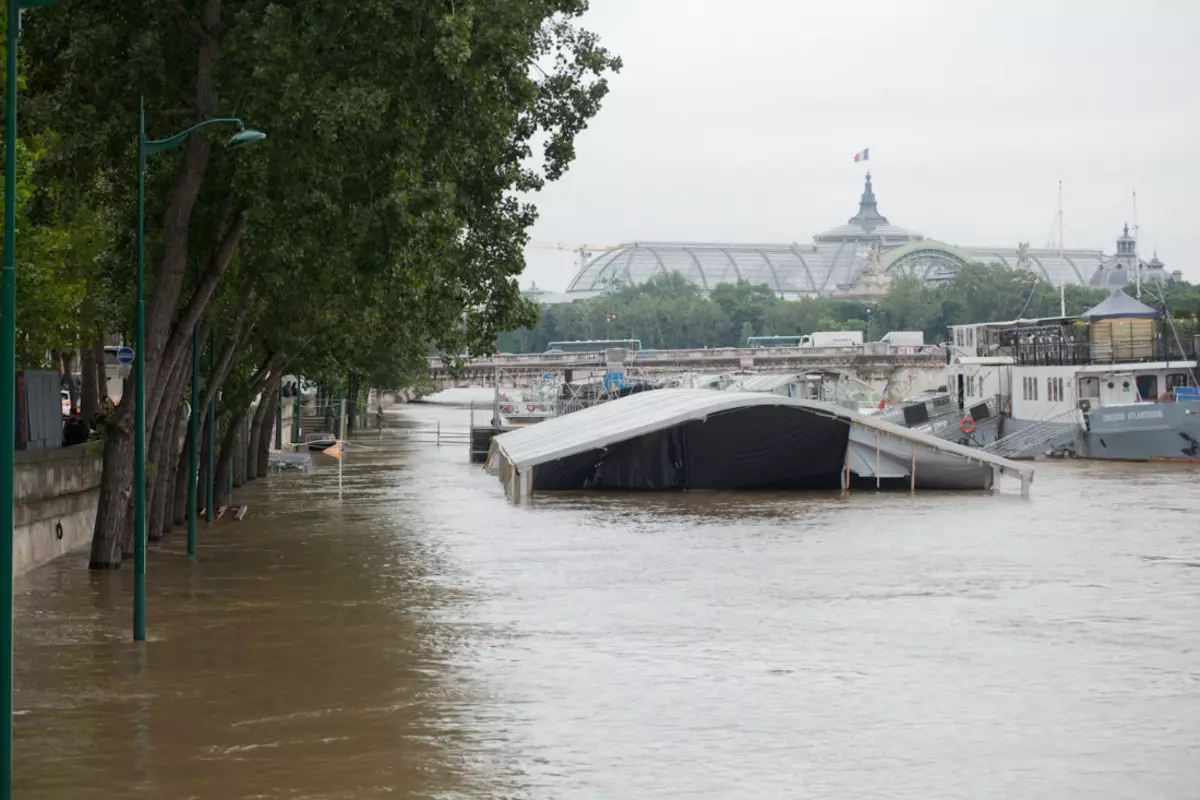 Almost drowning Paris 7072_54