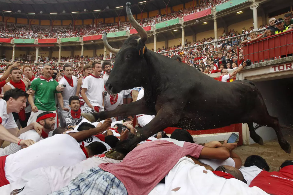 Otro toro vuela en la arena Pamplona.