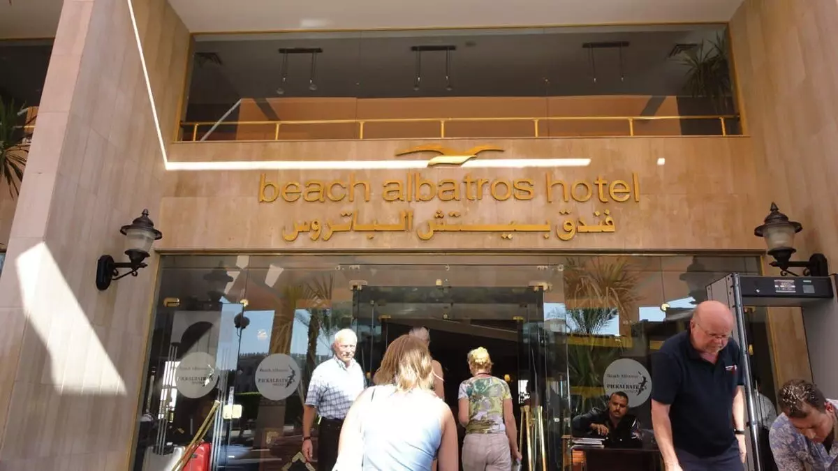 Ang mga turista nga milupad sa una nga pagkalagiw padulong sa Egypt nakabalik na ug gisultihan ang ilang mga piyesta opisyal sa Baybayon nga Albatros Resort Hurghada 5 * 7241_3