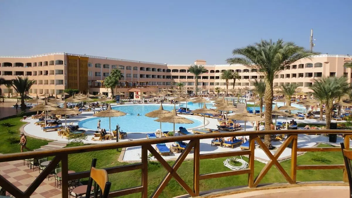 Misrga birinchi parvozda uchib o'tgan sayyohlar allaqachon qaytib kelib, Bobe Albaparro Resort Hurgha 5 * 7241_5