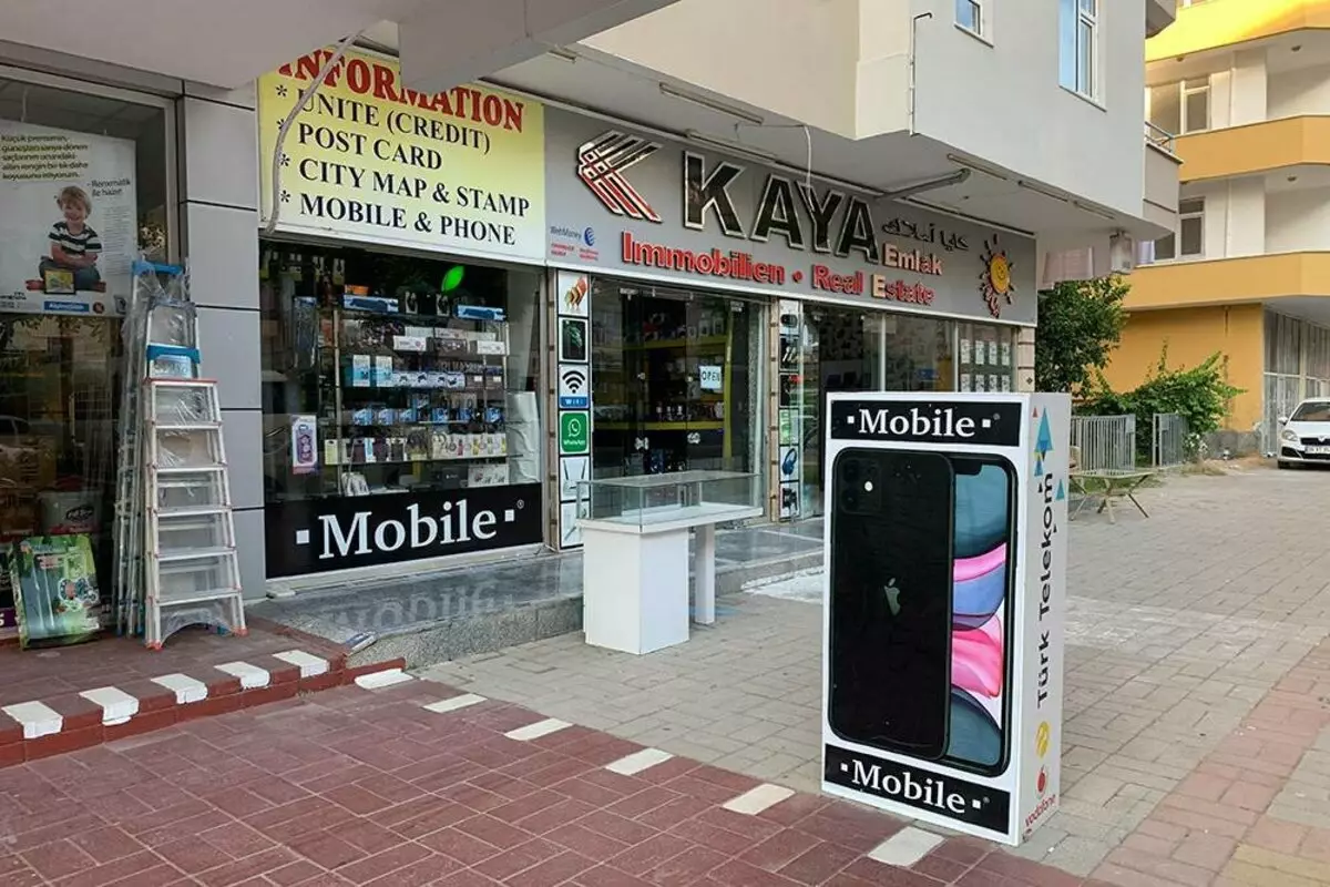 Bənzər bir salonda telefonumu sındırdı