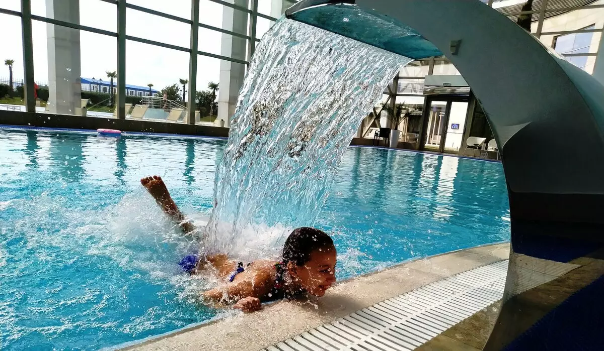 Pegawai tugas di kolam menuangkan air terjun ini sebaik sahaja sesiapa yang diselamatkan. Anak perempuan saya sangat menyukai perkhidmatan ini)))