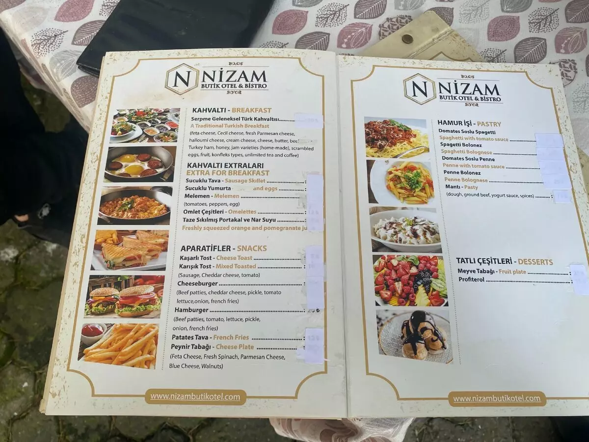 Jadi menu tampak. Benar, label harga di bawah stiker terlihat.