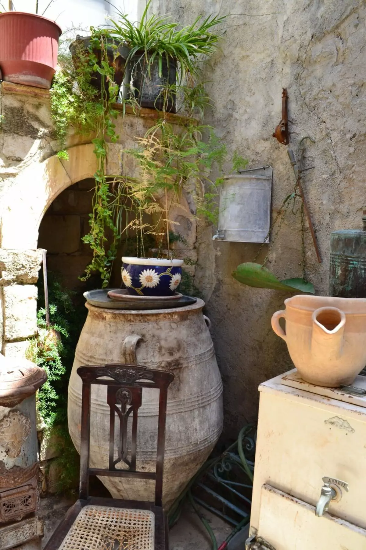 ໃນ beggar bench. G. Heraklion, Crete, ປະເທດເກຣັກ. ຮູບພາບໂດຍຜູ້ຂຽນ