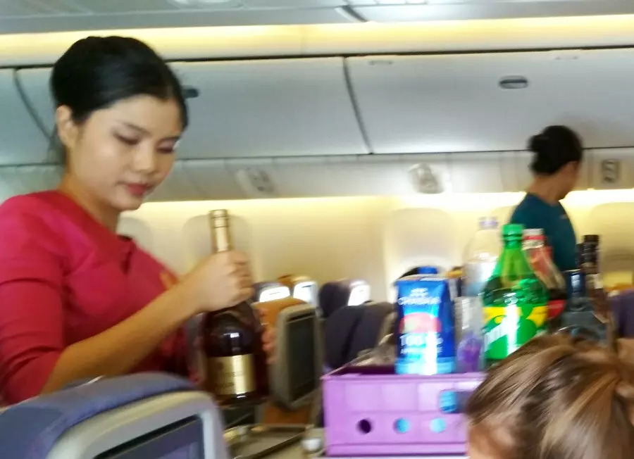 Stuardes Thai Airways kis mus rau lub davhlau Moscow - Bangkok (thov txim rau qhov zoo, yees duab los ntawm tus xov tooj)