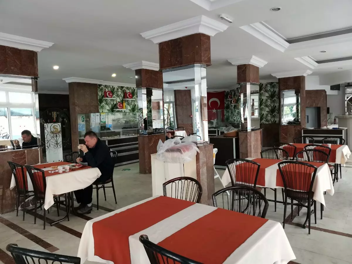 Itu terpaksa makan di hotel yang sangat termurah 3 * resor Turki Alanya. Saya menunjukkan apa yang makan Fed HolidayMakers Koki Lokal