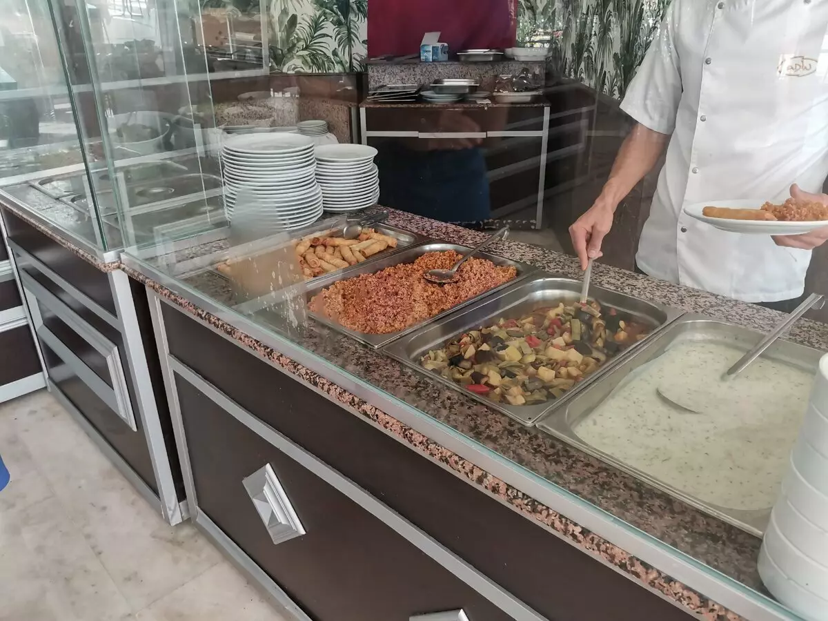 Itu terpaksa makan di hotel yang sangat termurah 3 * resor Turki Alanya. Saya menunjukkan apa yang makan Fed HolidayMakers Koki Lokal