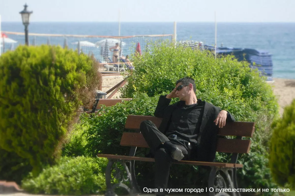 Enquanto os turistas sunbathe, alguém em suas coisas já coloca os olhos ...