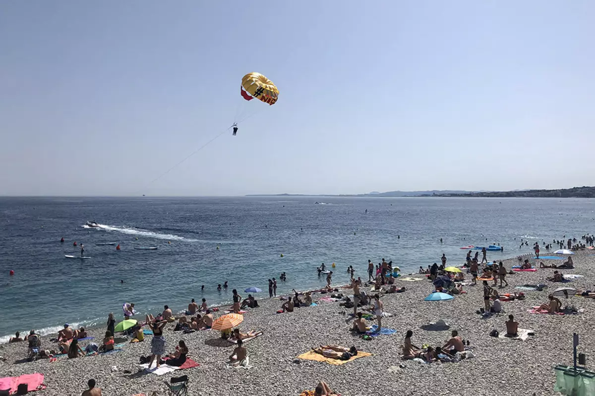 Een van die klein afdelings van die openbare strand. Na middagete in die somer is daar onmoontlik om 'n plek vir 'n handdoek te vind