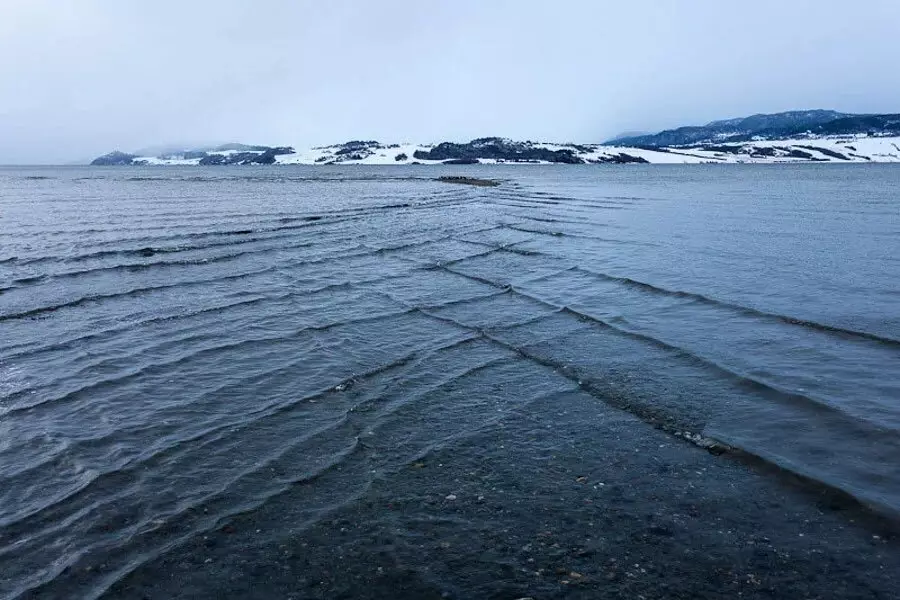 Quadrados aparecem devido ao fato de que as ondas se movem em direção ao outro