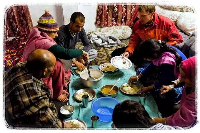 Indian pamilya para sa hapunan sa sahig