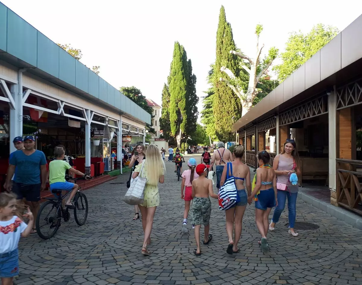 Turistid surutakse Sotši rahvahulga. 22. juunil on planeeritud rohkem kui 60 lennujaama lendu. Näitan, kuidas linn tõesti välja näeb 8035_1