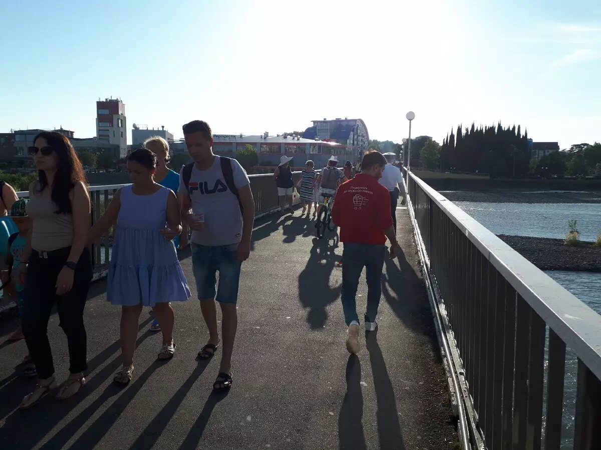 Turistid surutakse Sotši rahvahulga. 22. juunil on planeeritud rohkem kui 60 lennujaama lendu. Näitan, kuidas linn tõesti välja näeb 8035_2