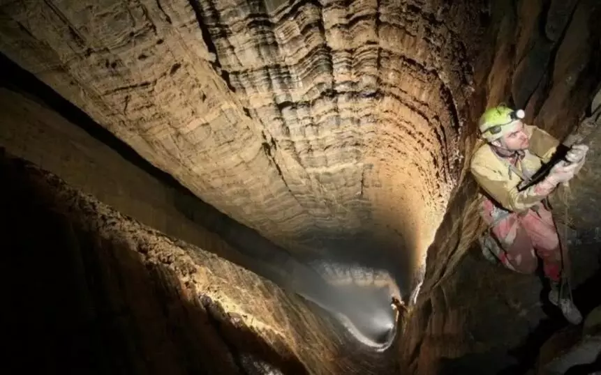 Voronary Cave (ọgba osisi cruber, cuben-monene) - Ọgba m na-amụ akwụkwọ dị omimi n'ụwa.