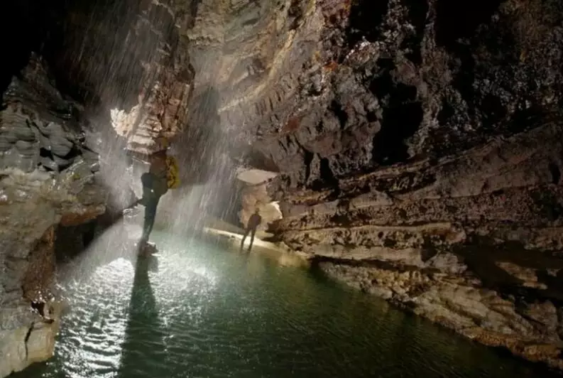 Voronêre grot (Cruber grotte, Crubere-Voronene) - Die wêreld se diepste bestudeer grot.