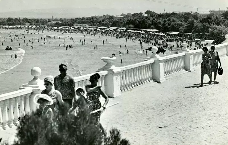 Zoals uitgerust in Anapa bij de USSR en nu. Vergelijk Sovjet-foto's met modern 8120_19