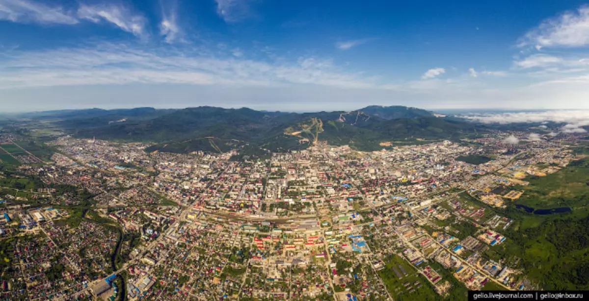 South Sakhalinsk mula sa isang taas - isang lungsod na may isang Hapon pamana 8651_2