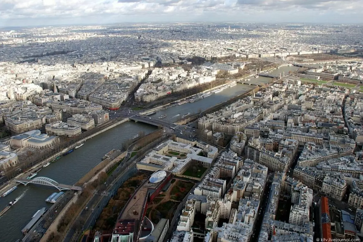 Paris'in Eyfel Kulesi'nin yüksekliğinden manzarası