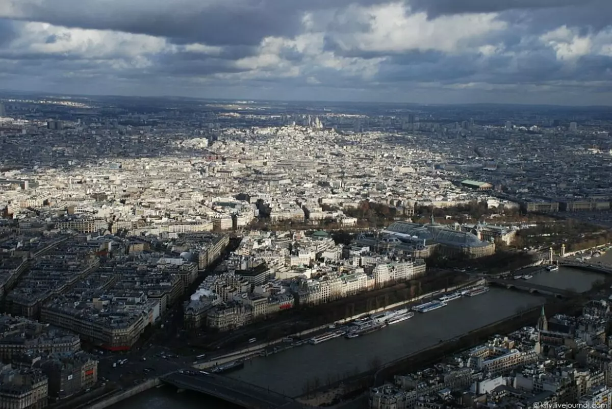 Paris'in Eyfel Kulesi'nin yüksekliğinden manzarası