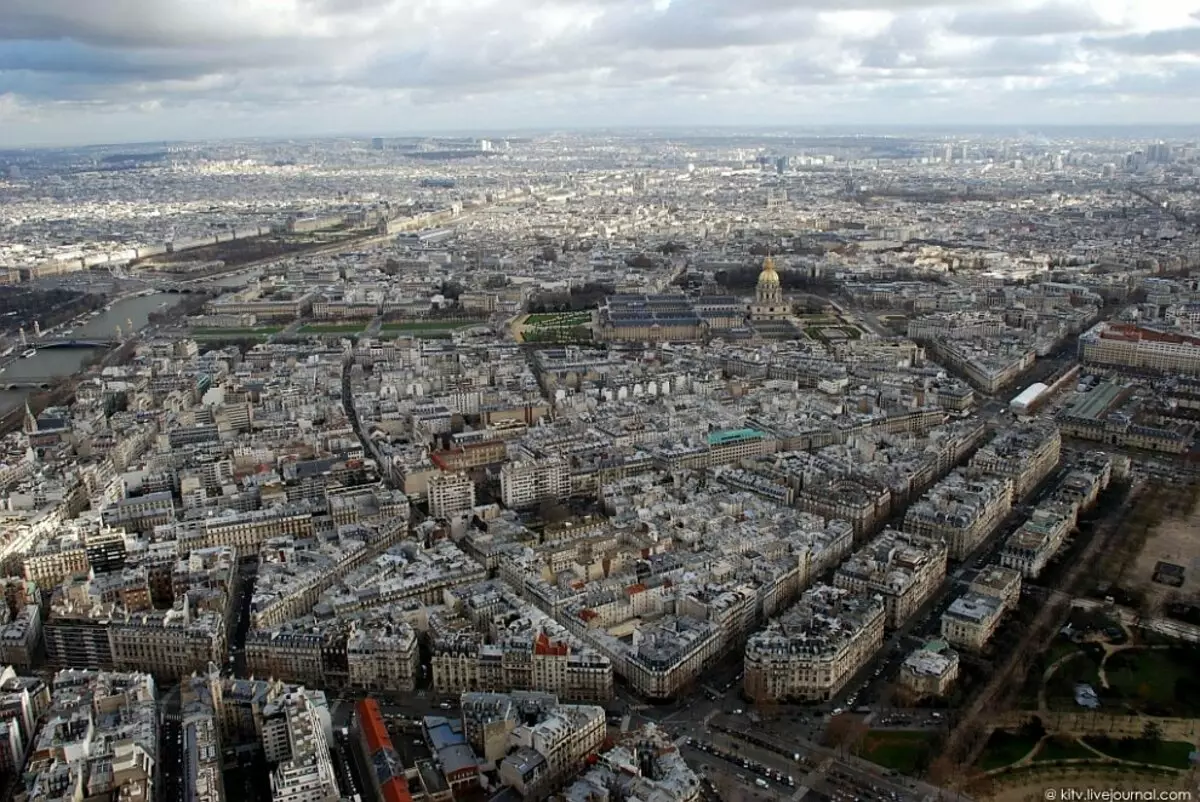 Paris'in Eyfel Kulesi'nin yüksekliğinden manzarası