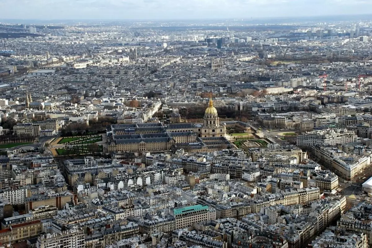 Utsikt över Paris från höjden av Eiffeltornet