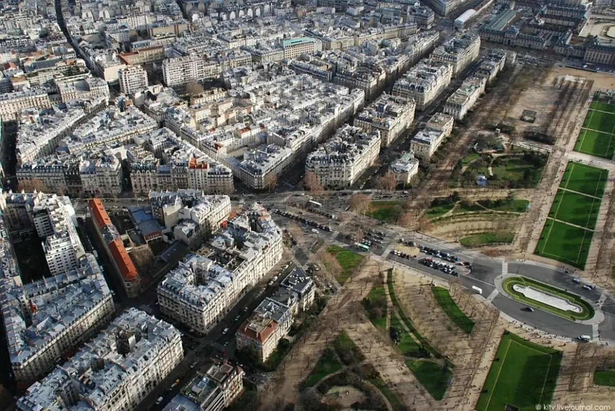 Paris'in Eyfel Kulesi'nin yüksekliğinden manzarası